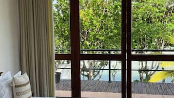 Quarto | Secretária adequada para computadores portáteis, ferro/tábua de engomar