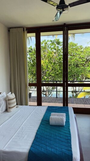 Quarto | Espaço de trabalho para notebook, ferros/tábuas de passar roupa