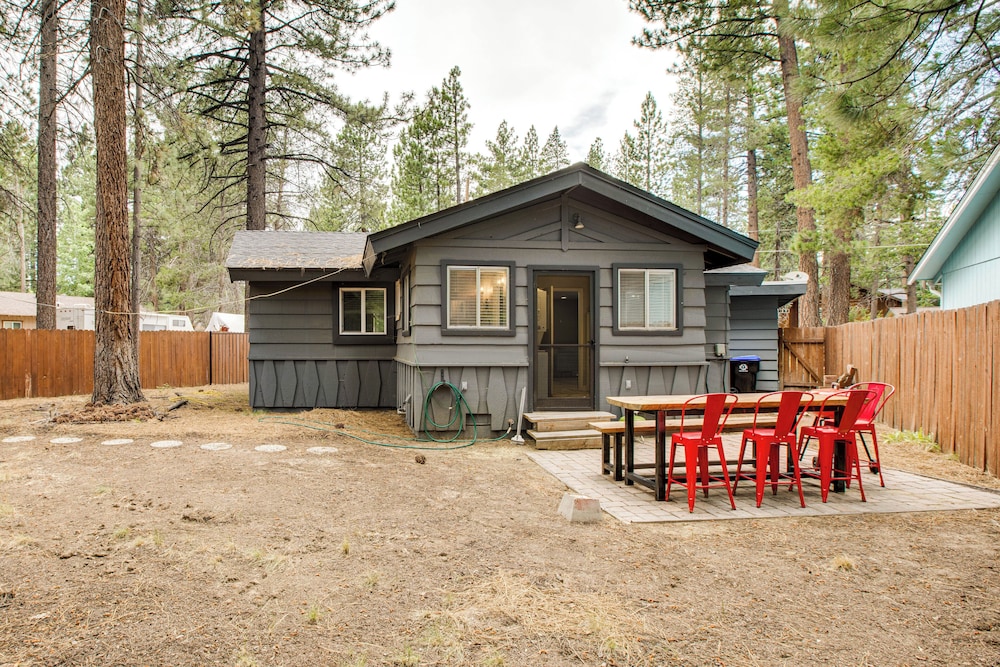 Work & Play! Lake Tahoe Cabin 5 Mi To Heavenly Mtn - South Lake Tahoe, CA