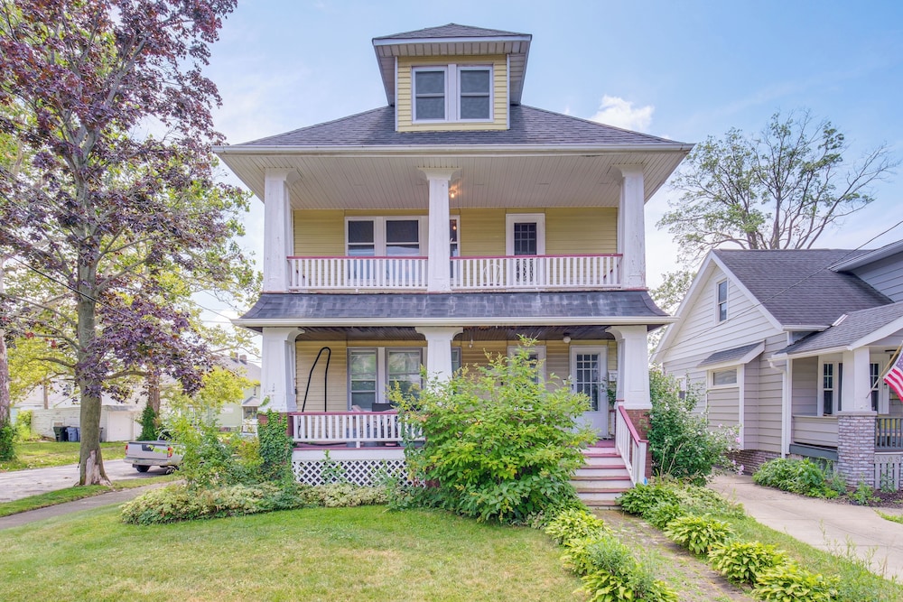 2 Mi To Zoo: Charming Apt W/ Balcony In Cleveland - Parma, OH