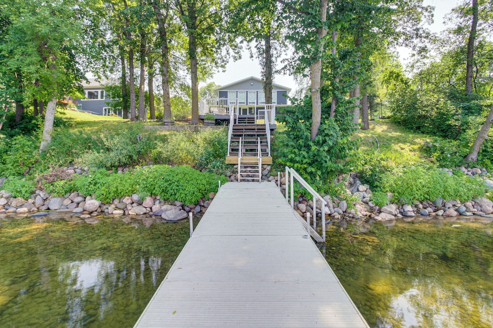 ウォーターフロント ファミリーリトリート オン レイクリダ ウィズ ドック - ミネソタ州