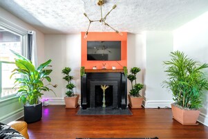 Casa de Luxo, 2 quartos, não fumadores | Sala de estar | Smart TV de 55 de polegadas com canais digitais, Netflix, Hulu 