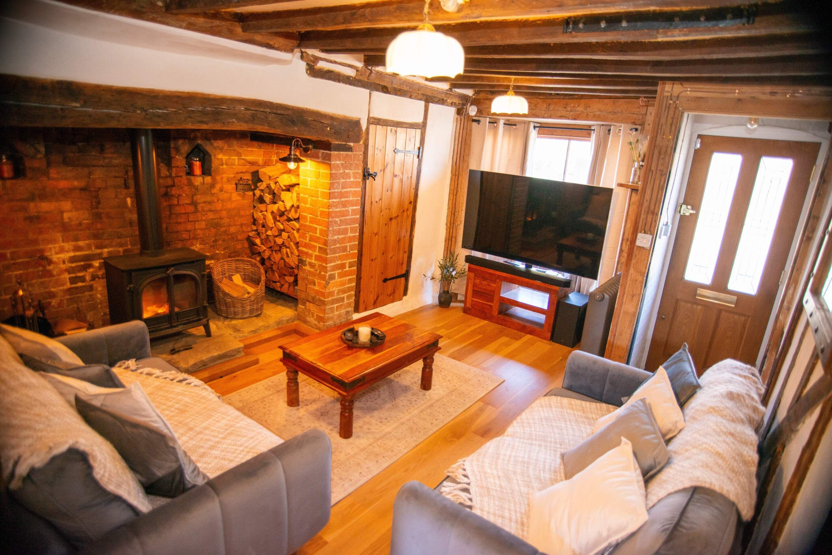 Ye Olde Cottage  Entire Home Near Gatwick Airport - Crawley