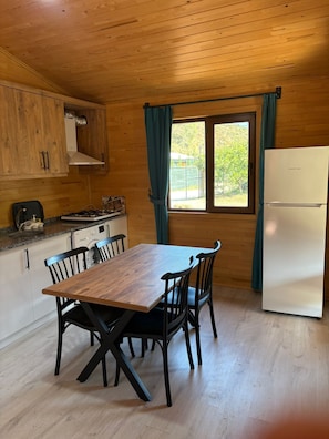 Apartamento, pátio, vista para o jardim | Sala de estar