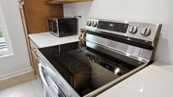 Casa de Férias, 2 quartos | Cozinha privada | Um frigorífico, um forno, uma cafeteira/bule, uma torradeira