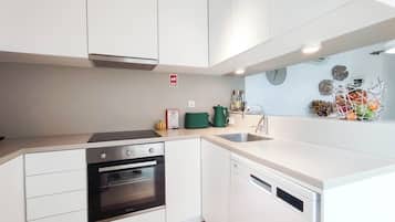 Um frigorífico, um micro-ondas, um forno, uma placa de cozinha