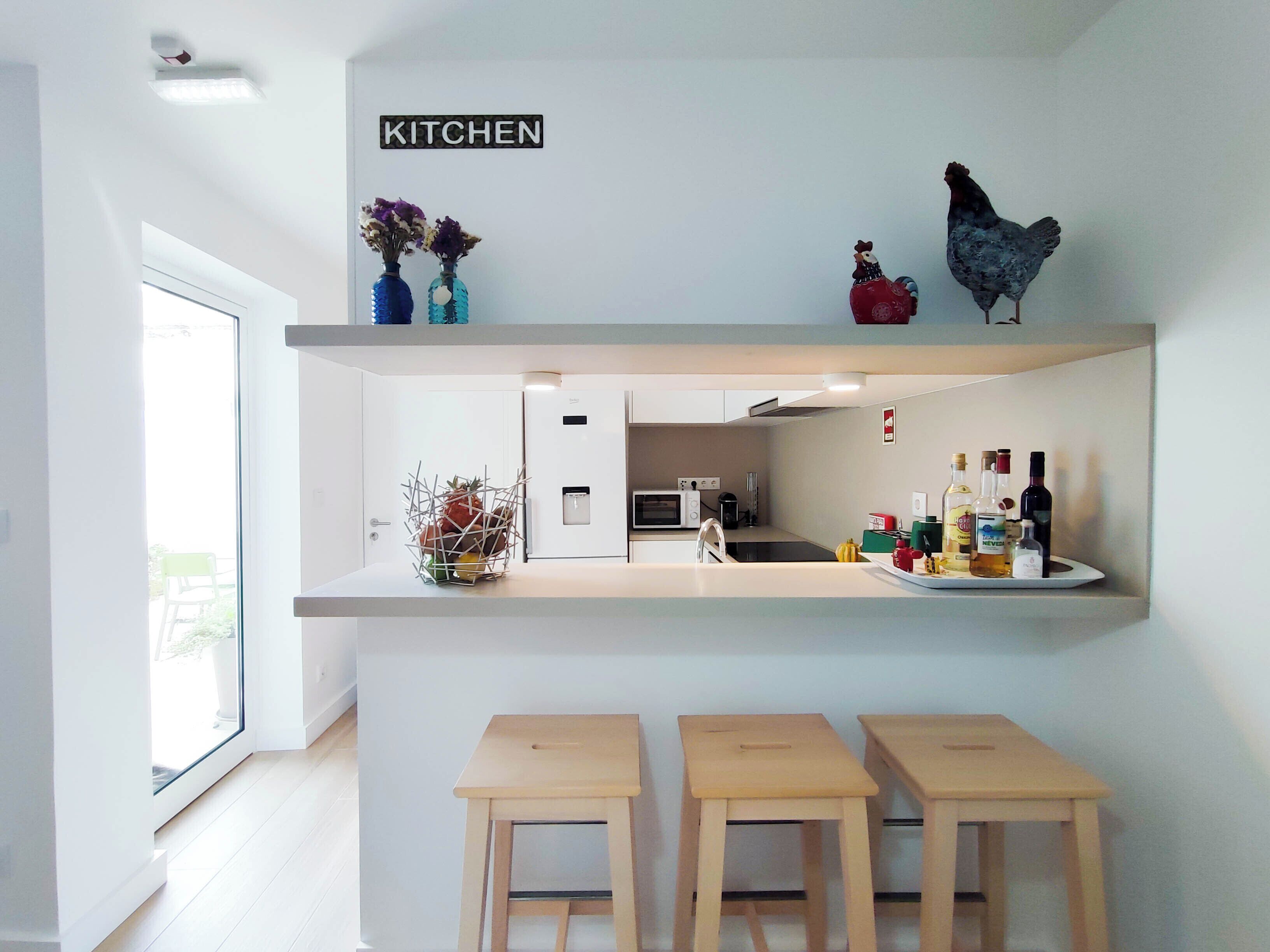 Um frigorífico, um micro-ondas, um forno, uma placa de cozinha 