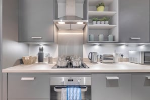 Um frigorífico, um micro-ondas, um forno, uma placa de cozinha