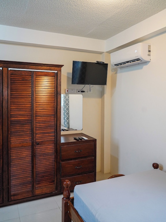 2-bedroom Apt With Ac In Roseau Close To Ferry Tml, Supermarkets, Buses Etc - Dominica