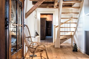 Apartamento Deluxe, vista para o pátio | Sala de estar | TV de ecrã plano 