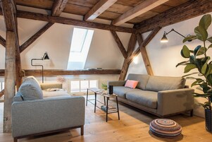 Apartamento Deluxe, vista para o pátio | Sala de estar | TV de ecrã plano 