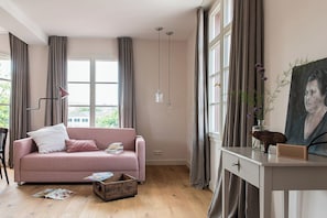 Apartamento Comfort, vista para o pátio | Sala de estar | TV de ecrã plano 