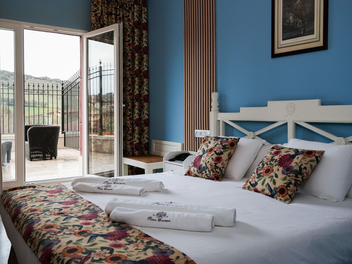 Cofres nos quartos, escrivaninha, cortinas blackout