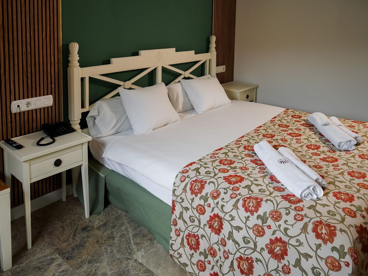 Quarto casal standard | Cofres nos quartos, escrivaninha, cortinas blackout