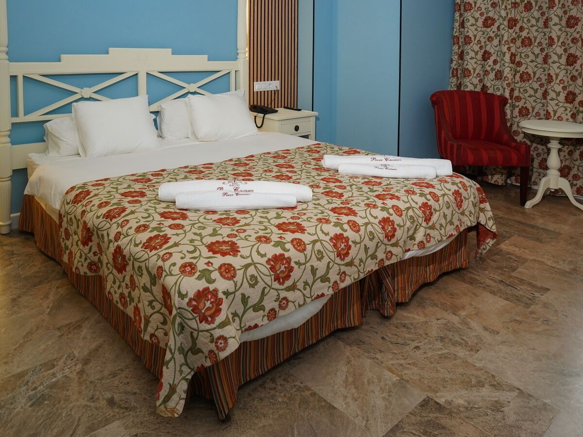 Quarto duplo standard | Cofres nos quartos, escrivaninha, cortinas blackout