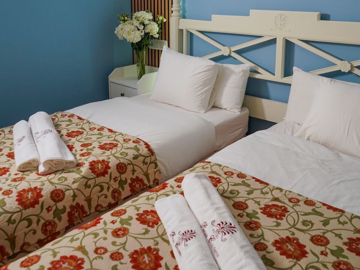 Quarto duplo superior | Cofres nos quartos, escrivaninha, cortinas blackout