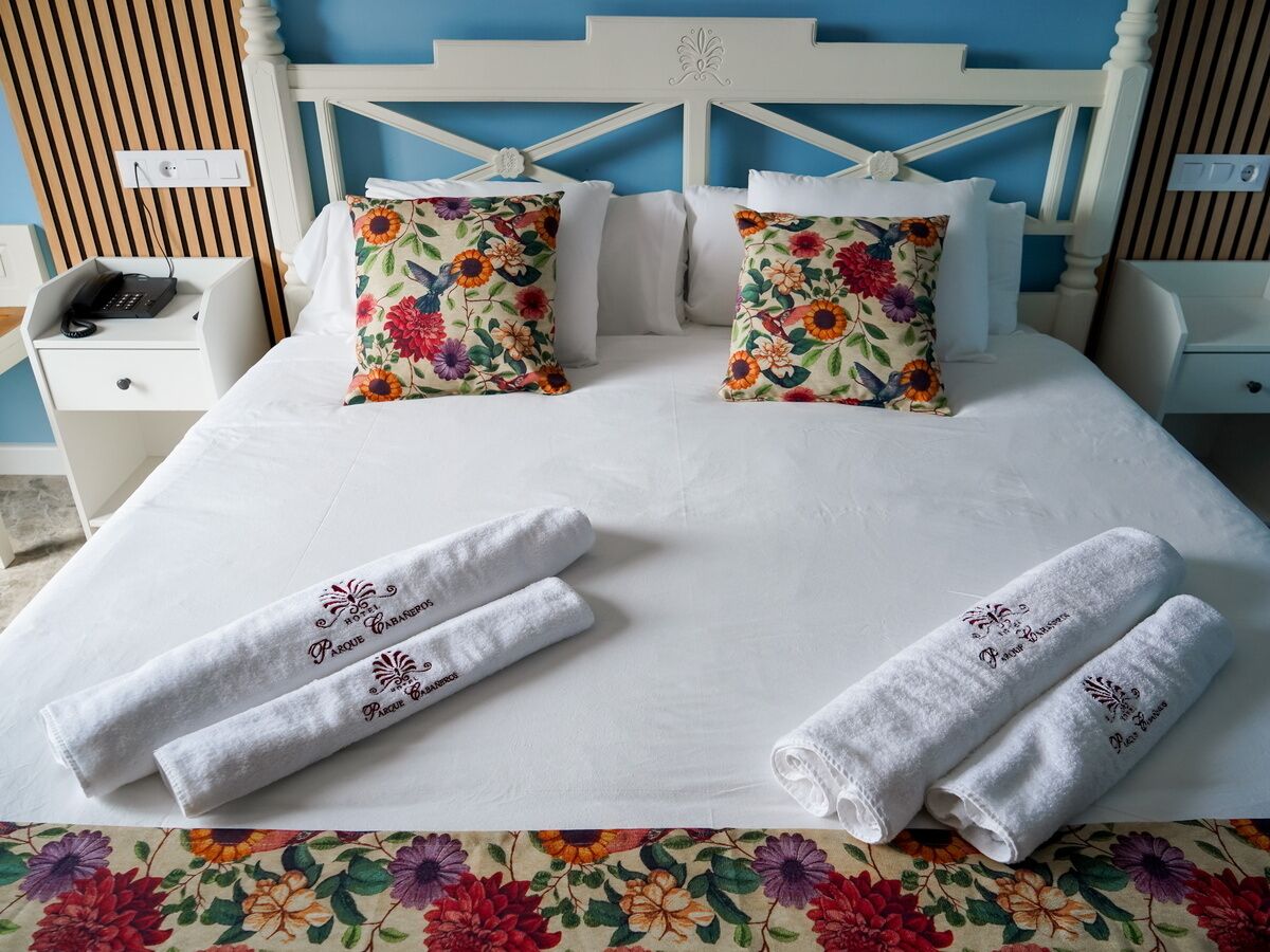 Quarto casal superior | Cofres nos quartos, escrivaninha, cortinas blackout