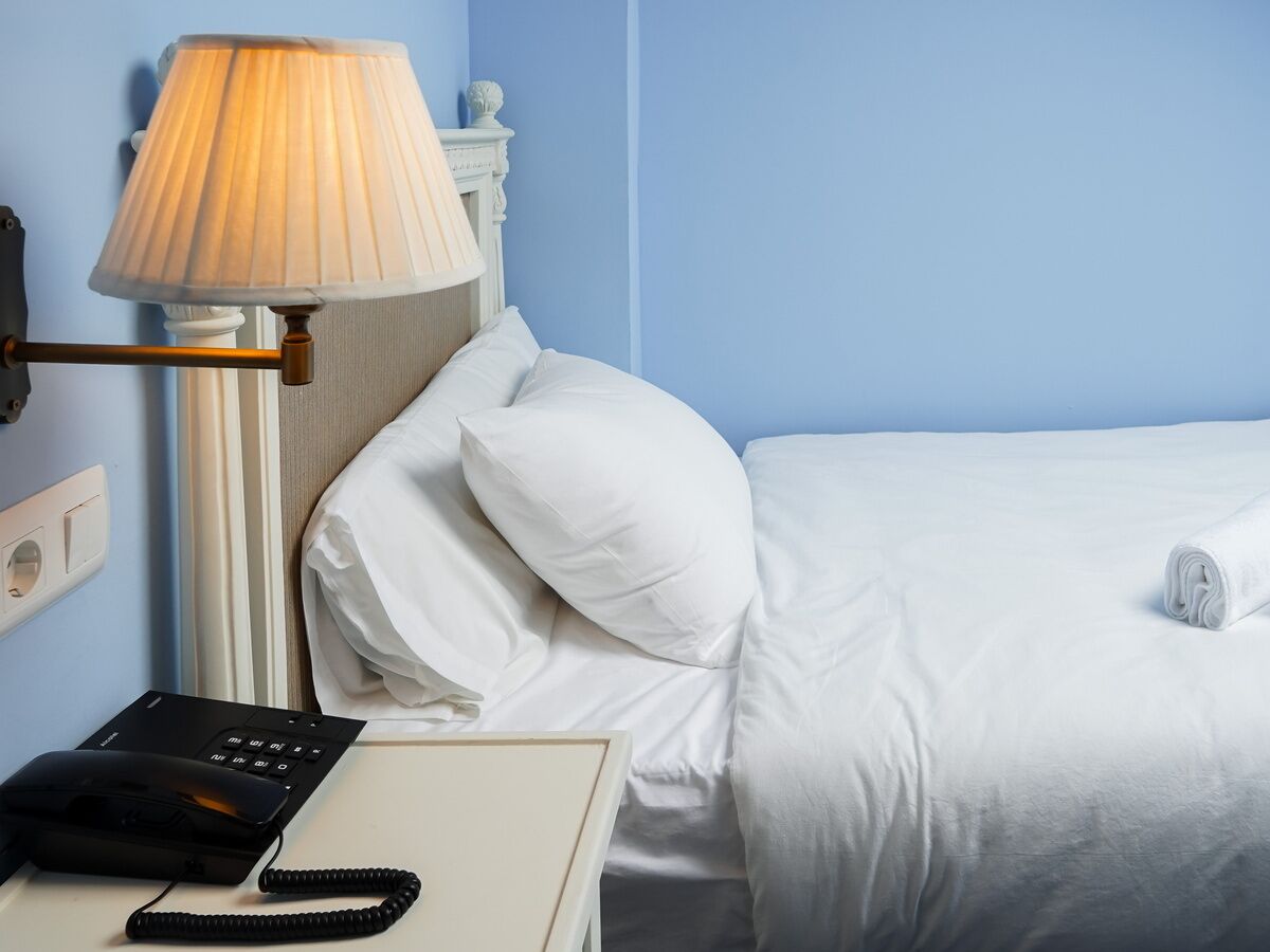 Quarto solteiro standard, 1 cama de solteiro grande, banheiro privativo | Cofres nos quartos, escrivaninha, cortinas blackout