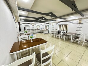 Café da manhã com pratos da culinária local grátis todos os dias