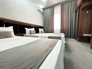 Quarto triplo standard | Roupas de cama antialérgicas, individualmente decorados