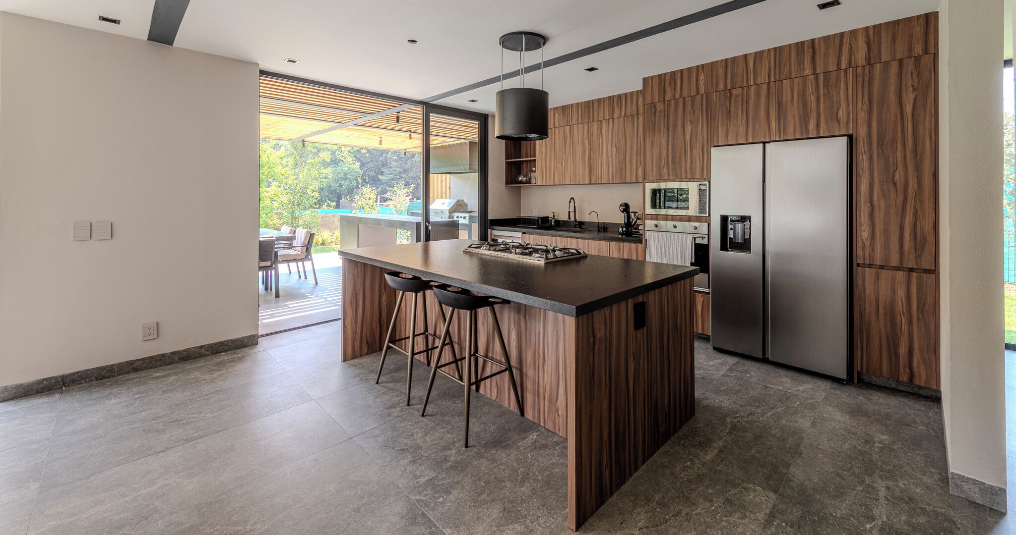 Villa Exclusiva, vista para a montanha | Cozinha privada | Um frigorífico/congelador grande, um micro-ondas, um forno 