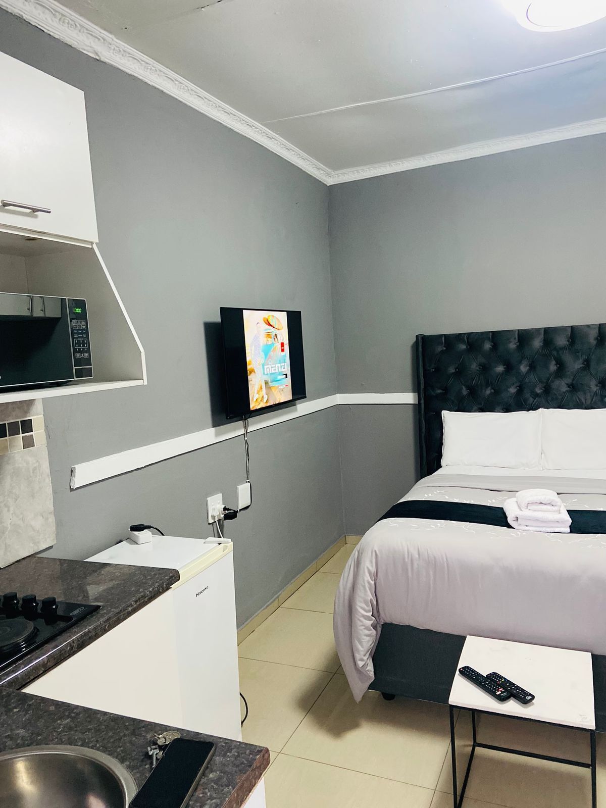 Suite Comfort | Cozinha privada | Um frigorífico/congelador grande, um micro-ondas, uma placa de cozinha 