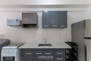 Apartamento Básico | Cozinha privada | Utensílios de cozinha 