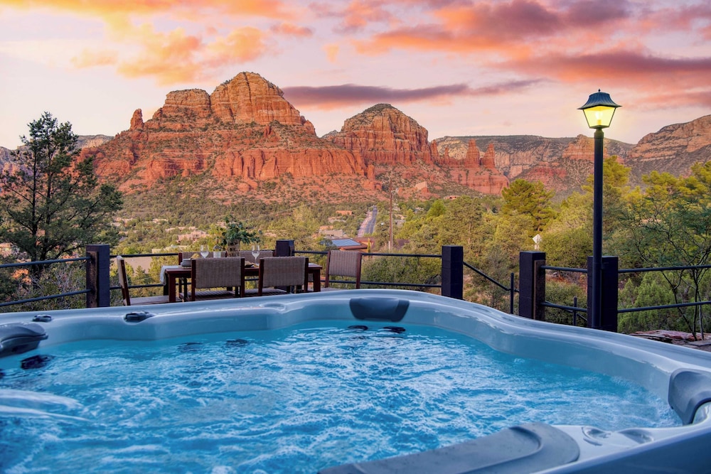 Mid-century Gem W/ Views, Hot Tub & Sunroom Lounge Red Rock Haven By Avantstay - Sedona, AZ