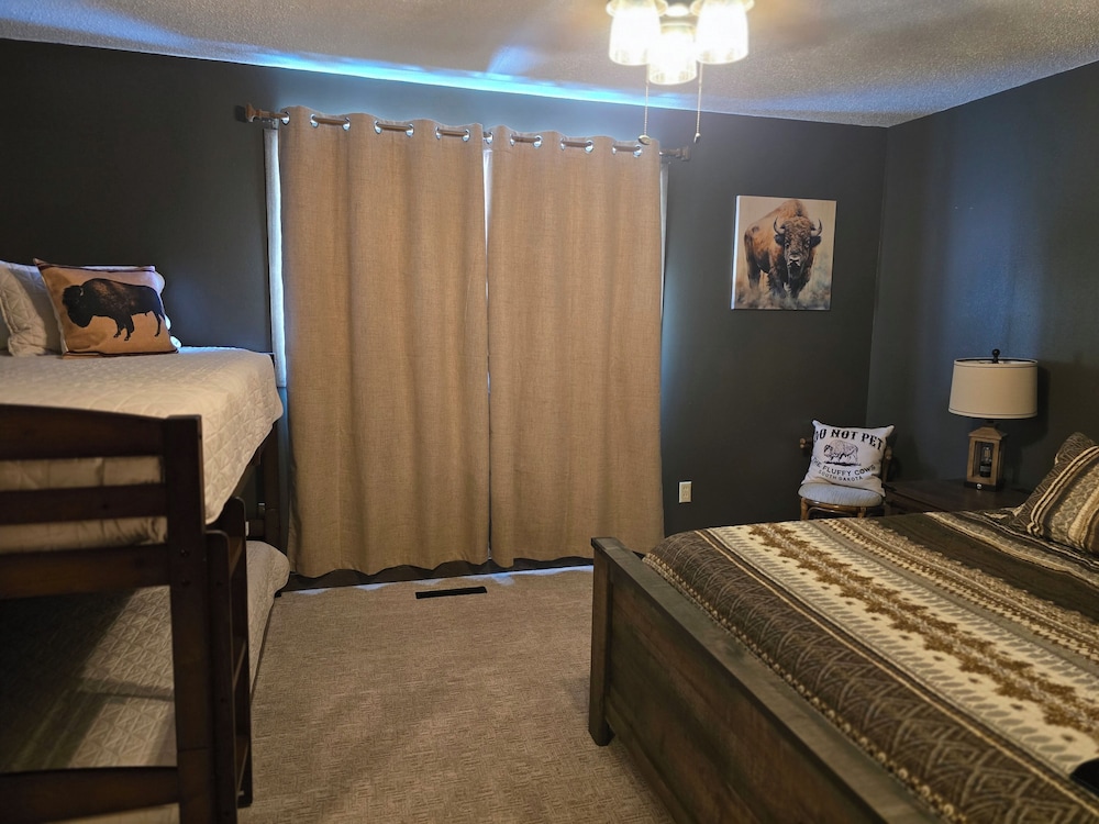 Bison Loft Suite- Trailers/UTV's/Bikers Welcome - Custer County | Vrbo