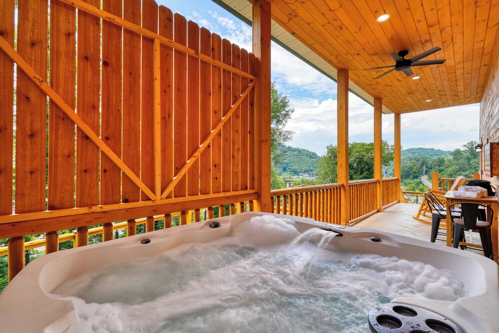 Hot Tub, Game Room & Views Near Downtown Gatlinburg Perfect Too By Avantstay - Gatlinburg