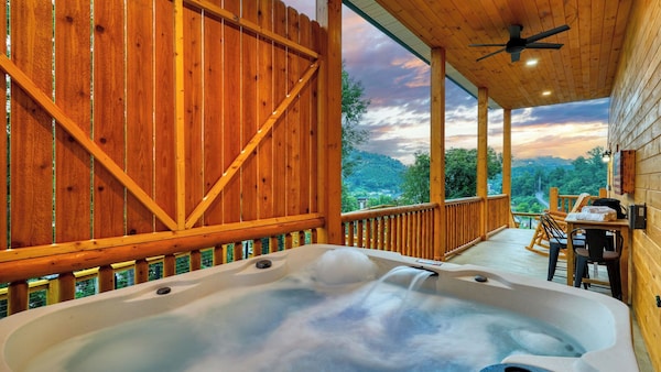 Hot Tub, Game Room & Views Near Downtown Gatlinburg Perfect Too By Avantstay - Gatlinburg, TN