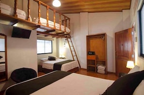 Quarto triplo standard | Cofres nos quartos, Wi-Fi de cortesia, roupa de cama