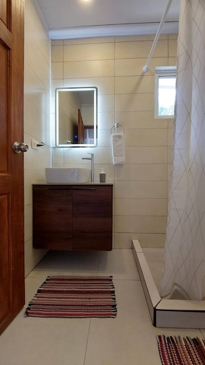 Vila, 2 quartos, piscina particular | Banheiro
