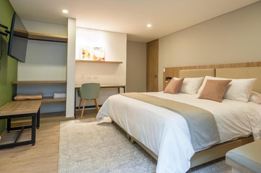 Suíte, 1 cama King | Cofres nos quartos, individualmente mobiliados, Wi-Fi de cortesia