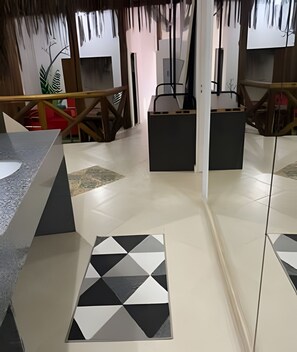Quarto casal básico de uso individual | Saguão