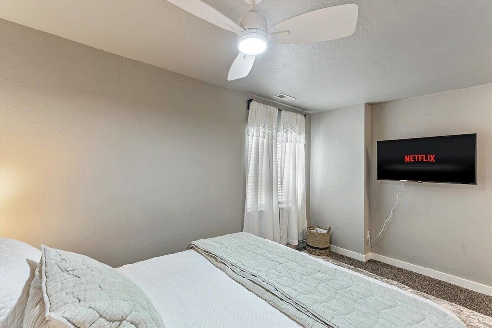 Pool, pickle ball, Pet Friendly! 30+ day welcome! - Vineyard | Vrbo
