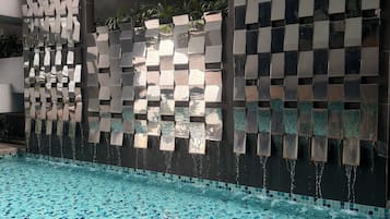 2 piscinas externas, espreguiçadeiras