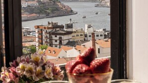 Bridges | Wi-fi grátis, com decoração personalizada, com mobília individualizada 