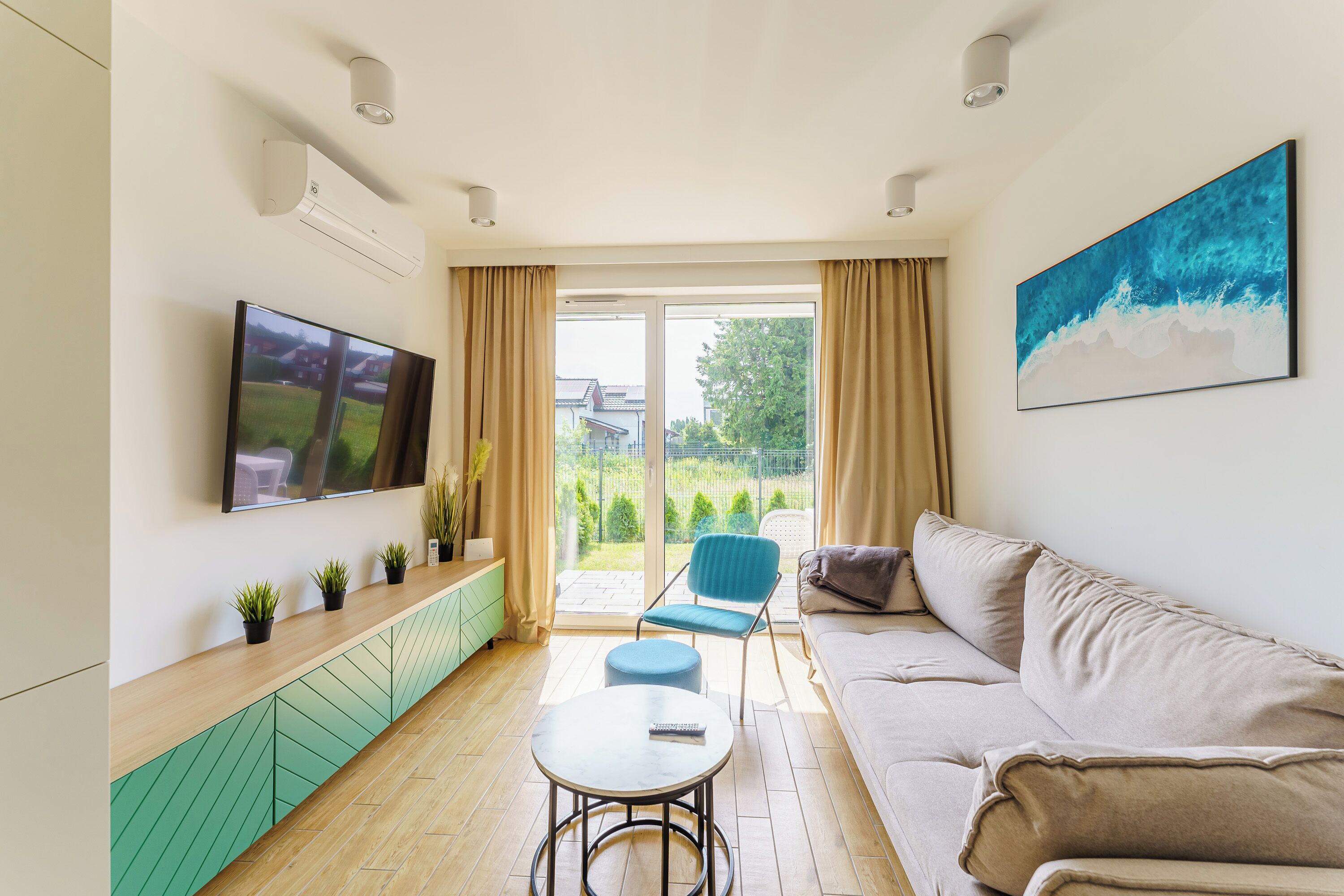 Apartamento, kitchenette, junto à praia | Secretária adequada para computadores portáteis 