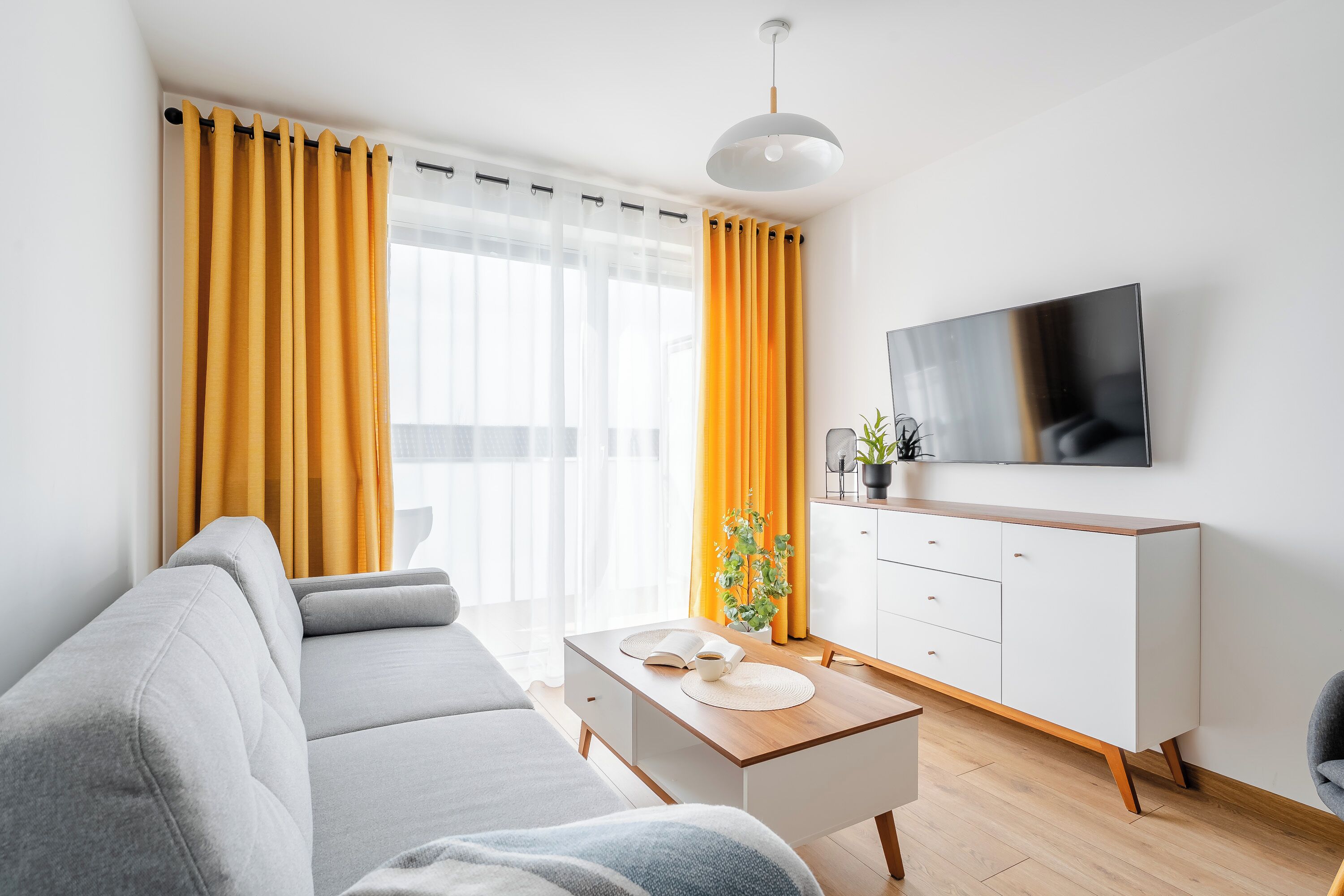 Apartamento, vista para o pátio, junto à praia | Secretária adequada para computadores portáteis 