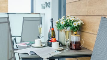 Apartamento, kitchenette, junto à praia | Secretária adequada para computadores portáteis