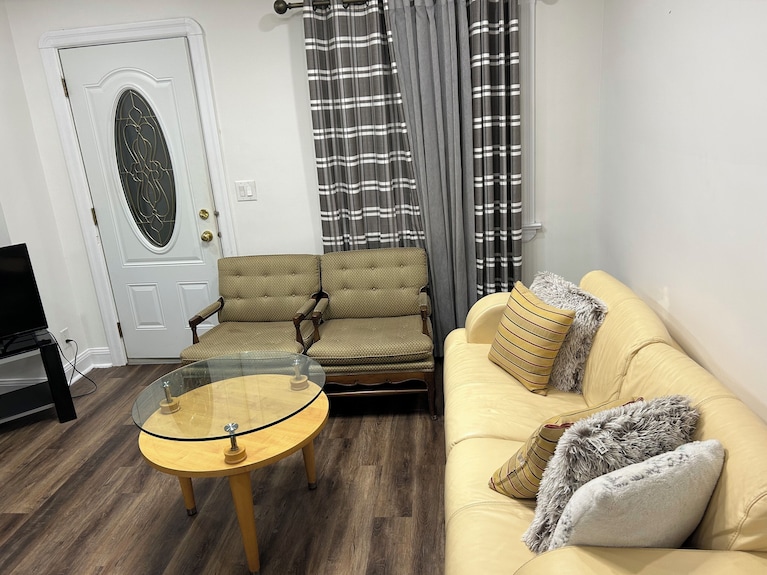 A Little 5 Stars Living In Oshawa Just Second To 401, Minute To Oshawa Mall. - オシャワ