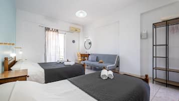 Estúdio básico, sacada, vista para o jardim | Cofres nos quartos, Wi-Fi de cortesia