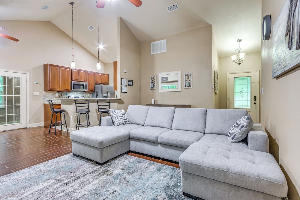 Spacious Yard! Navarre Home In Quiet Neighborhood - Navarre, FL