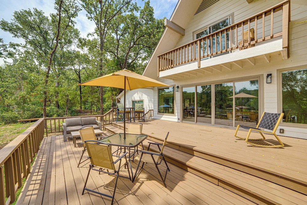 Private Dock: Waterfront Cedar Creek Lake Home - Log Cabin, TX