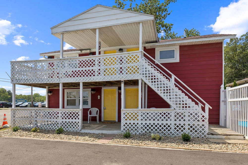 Dave's Last Resort Poolside - Long Stay Discount - Comforting Cabin 2 1 Bedroom Hotel Room - Indiana