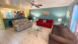 Condo, 2 quartos | Área de estar