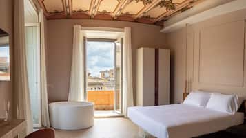 Quarto casal superluxo, sacada, vista para a cidade | Cofres nos quartos, escrivaninha, espaço de trabalho para notebook