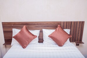 Quarto casal luxo, varanda, vista para a cidade | Escrivaninha, espaço de trabalho para notebook, Wi-Fi de cortesia