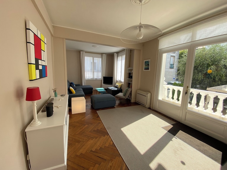 Maison Loti Entre Plages Et Marché Central De Royan\nmaison Pour 10 Personnes - Royan